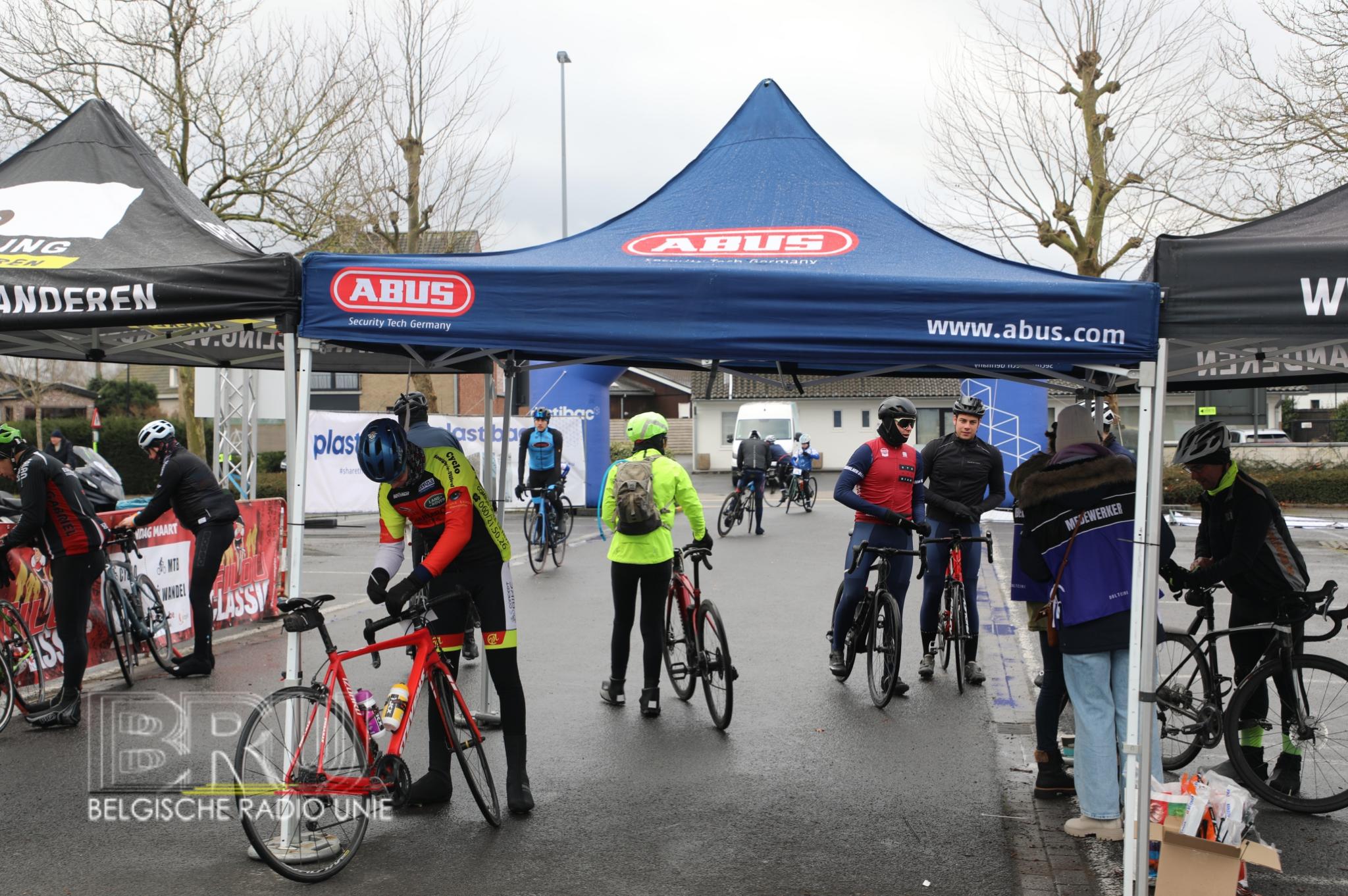 Net geen 4500 wielertoeristen aan de start van KBK Cyclo, wel ludieke ...